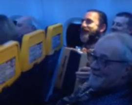 IL CANTASTORIE ROPPOPPO' CHE SUONA L'ORGANETTO IN AEREO, IL VIDEO E ...